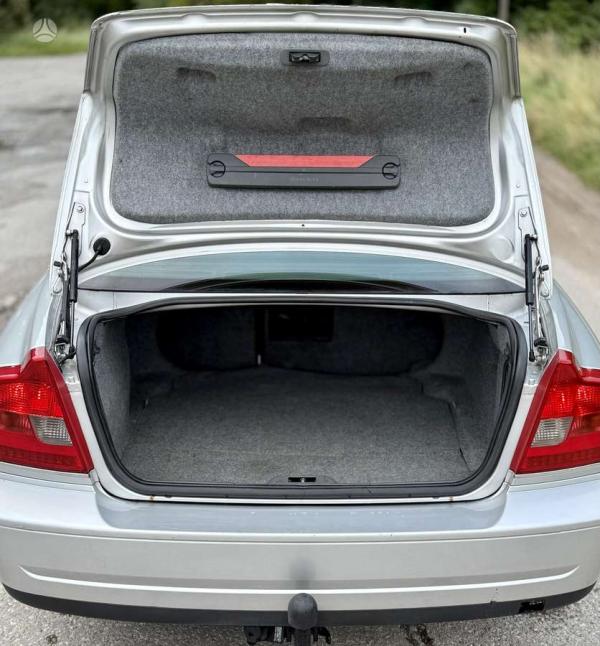 Grey Volvo S80 2003 in Vilnius, with an engine capacity of 2.40 L and mileage of 291 thousand km for 900 €, photo 9 on AUTOMOTO.COM.LV