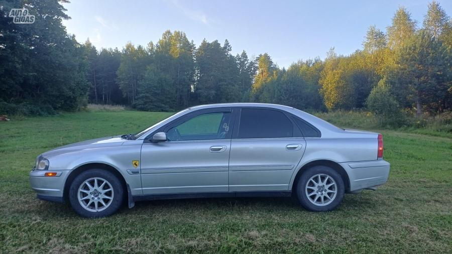 Grey Volvo S80 2004 in Vilnius, with an engine capacity of 2.40 L and mileage of 369 thousand km for 1770 €, photo 1 on AUTOMOTO.COM.LV