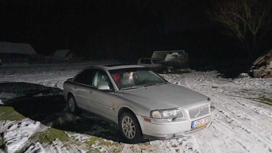 Grey Volvo S80 2004 in Vilnius, with an engine capacity of 2.40 L and mileage of 369 thousand km for 1770 €, photo 7 on AUTOMOTO.COM.LV