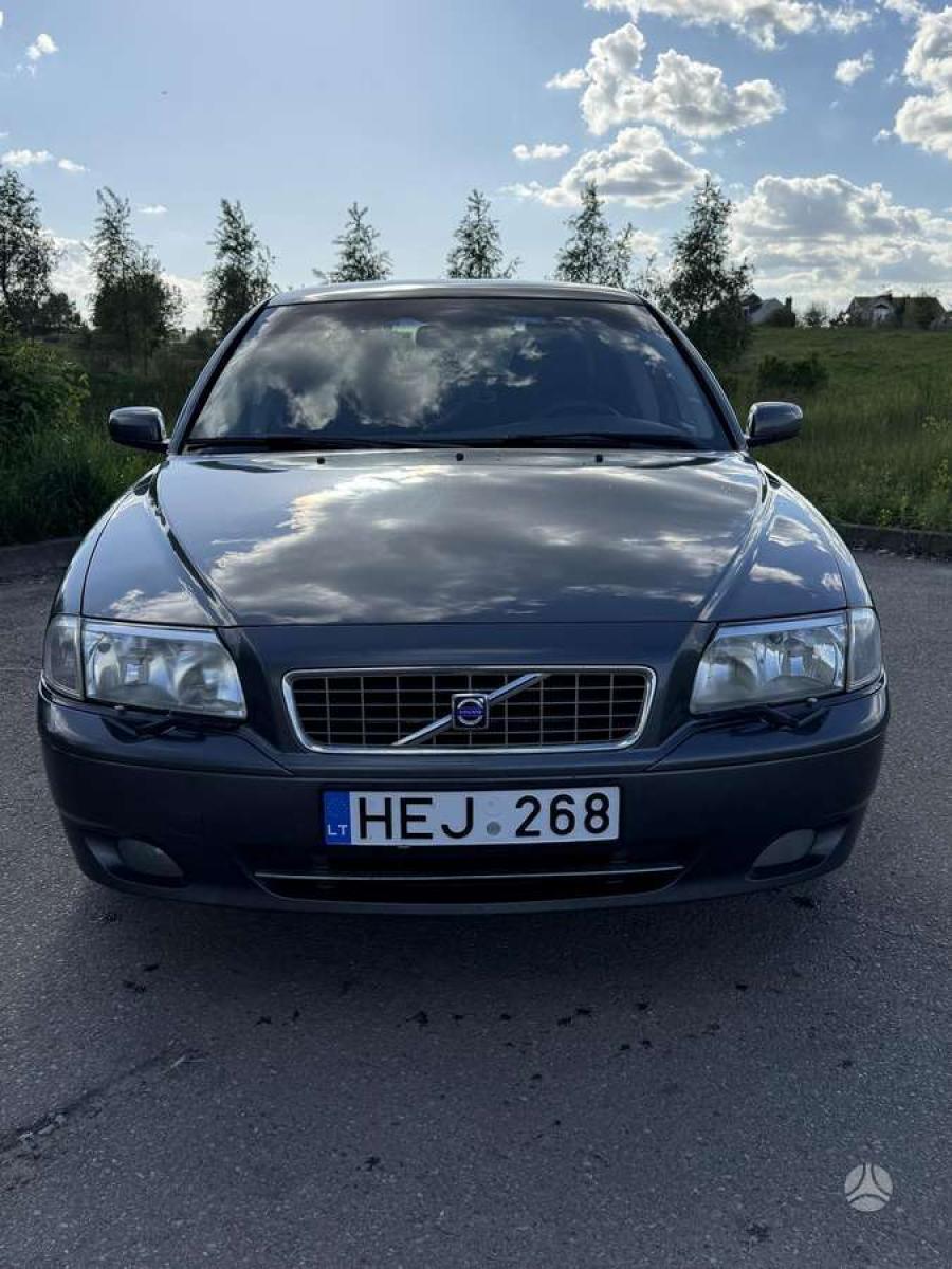 Grey Volvo S80 2004 in Vilnius, with an engine capacity of 2.40 L and mileage of 329 thousand km for 1000 €, photo 3 on AUTOMOTO.COM.LV