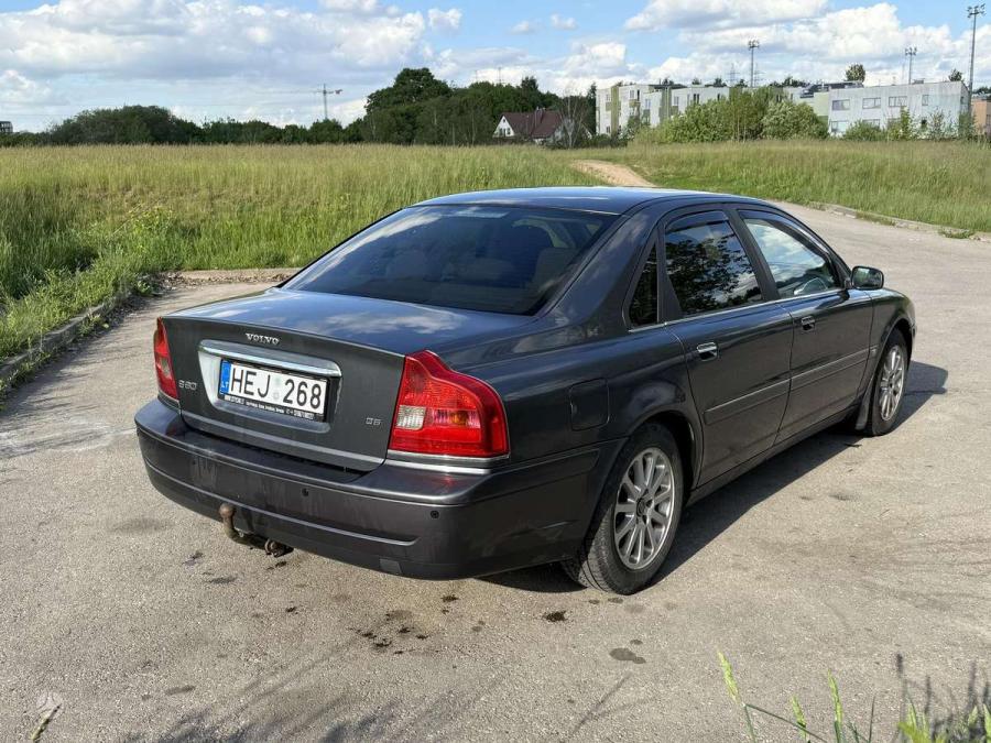 Grey Volvo S80 2004 in Vilnius, with an engine capacity of 2.40 L and mileage of 329 thousand km for 1000 €, photo 5 on AUTOMOTO.COM.LV