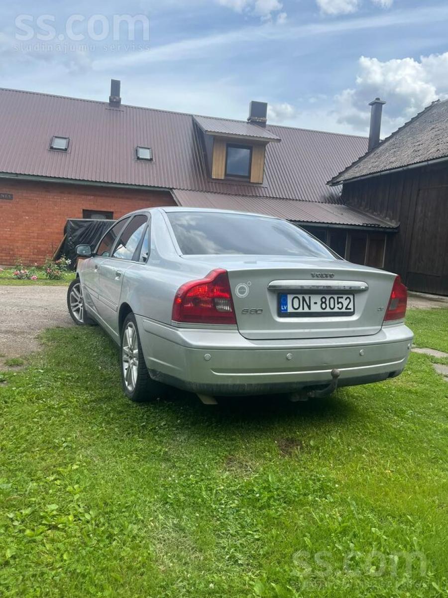 Grey Volvo S80 2004 in Riga, with an engine capacity of 2.40 L and mileage of 286 thousand km for 1850 €, photo 4 on AUTOMOTO.COM.LV