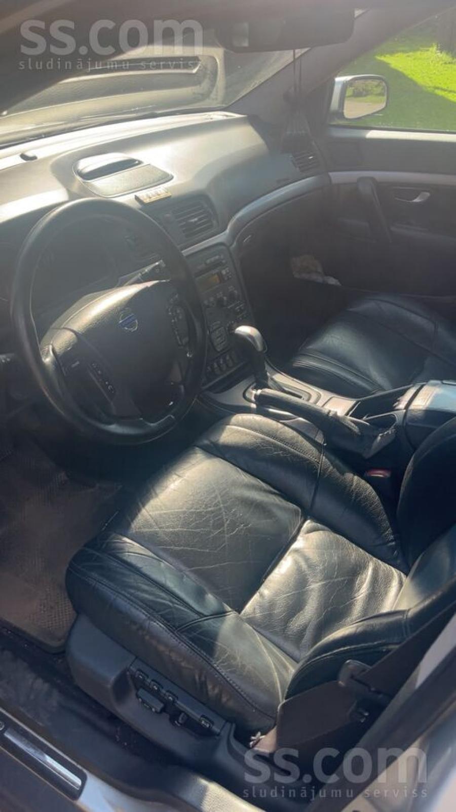 Grey Volvo S80 2004 in Riga, with an engine capacity of 2.40 L and mileage of 286 thousand km for 1850 €, photo 5 on AUTOMOTO.COM.LV