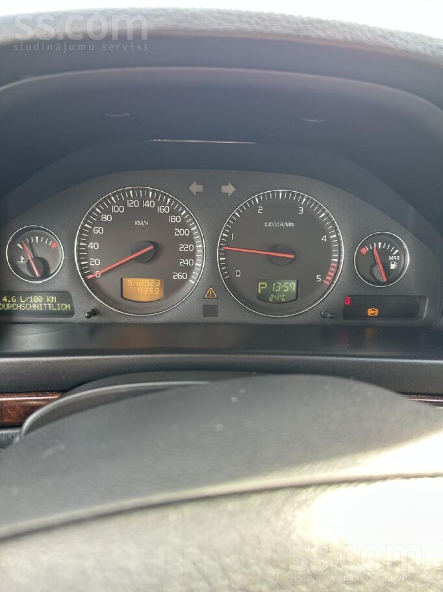 Grey Volvo S80 2004 in Tukums, with an engine capacity of 2.40 L and mileage of 519 thousand km for 750 €, photo 5 on AUTOMOTO.COM.LV