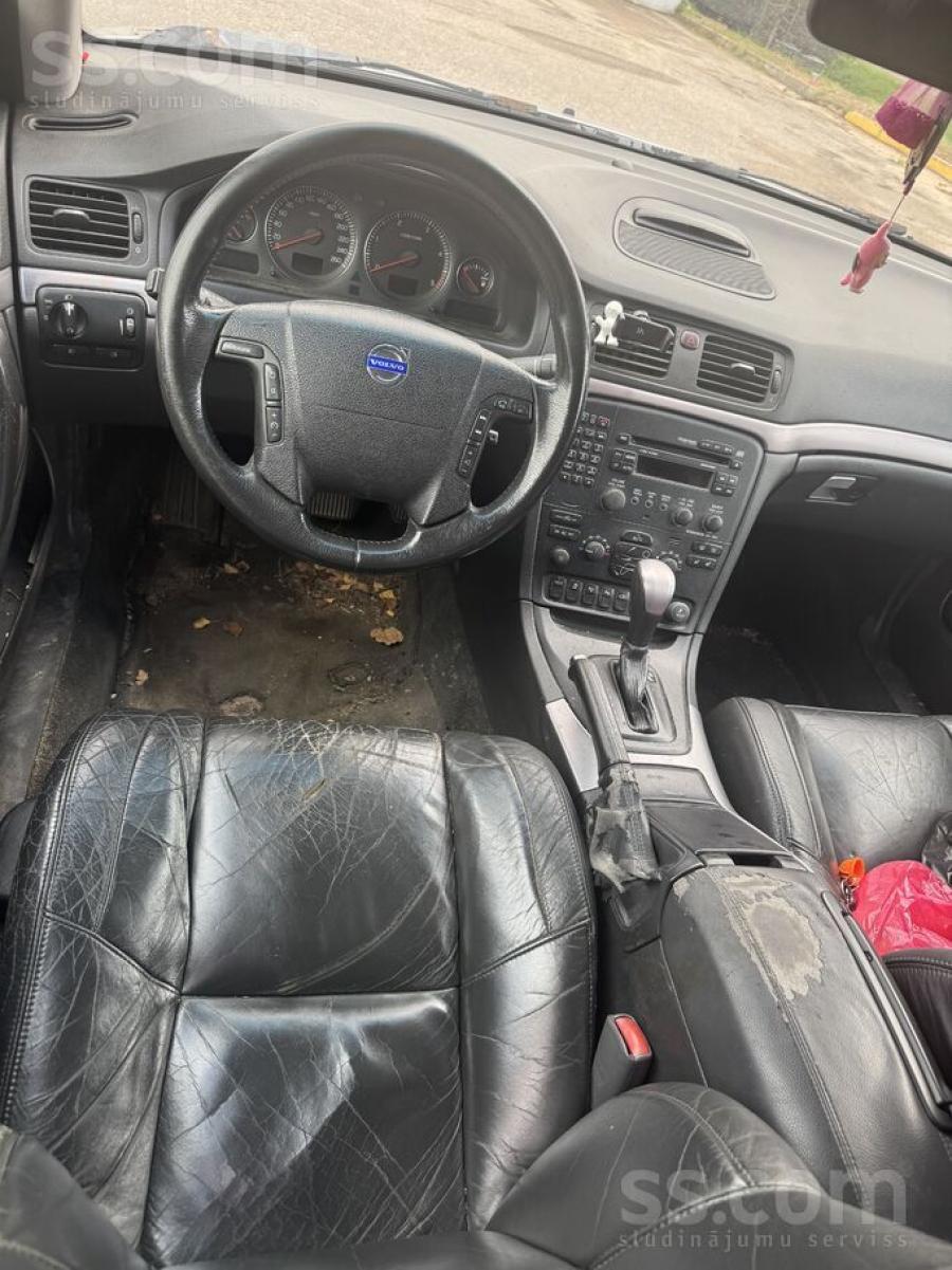 Pelēks Volvo S80 2004 Rīga, ar dzinēja tilpumu 2.40 L un nobraukumu 420 tūkst. km par 640 €, foto 4 vietnē AUTOMOTO.COM.LV