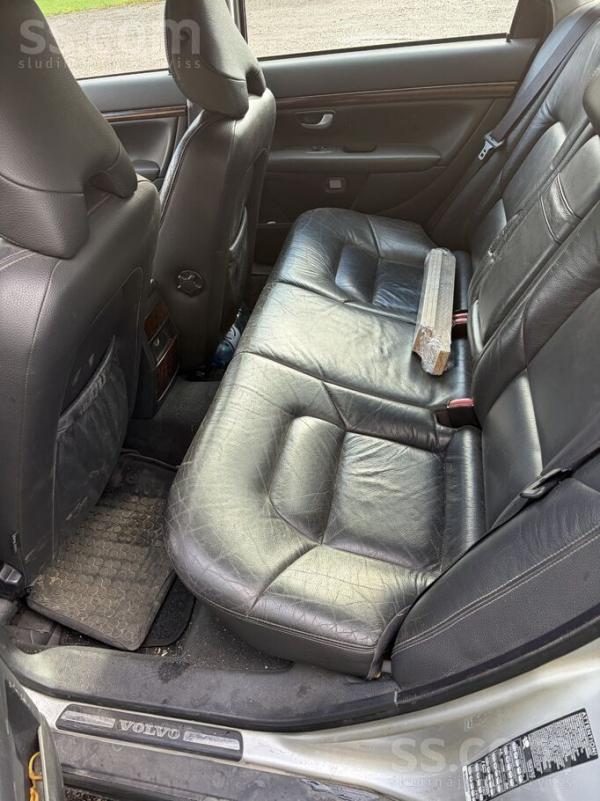Grey Volvo S80 2004 in Riga, with an engine capacity of 2.40 L and mileage of 320 thousand km for 1300 €, photo 11 on AUTOMOTO.COM.LV