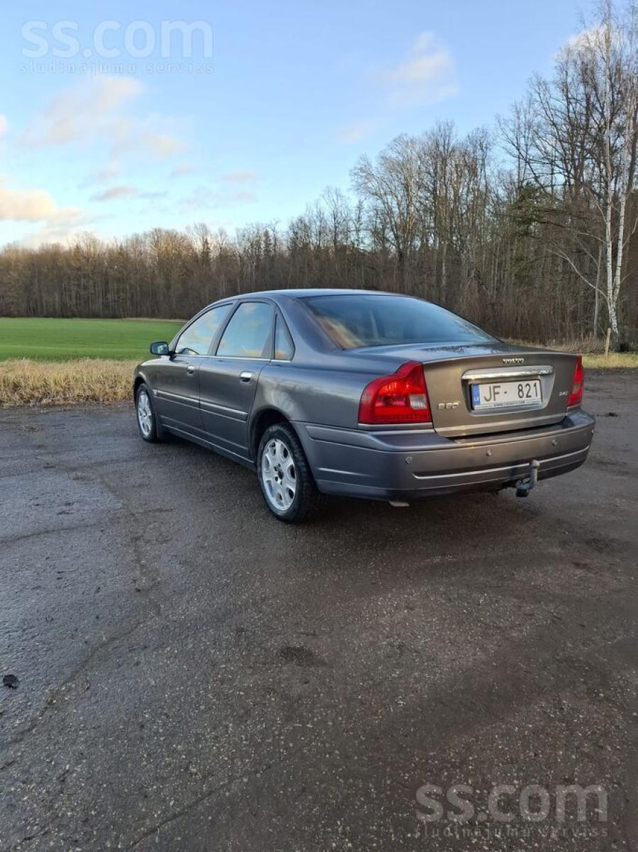 Grey Volvo S80 2005 in Jelgava, with an engine capacity of 2.40 L and mileage of 357 thousand km for 1700 €, photo 3 on AUTOMOTO.COM.LV