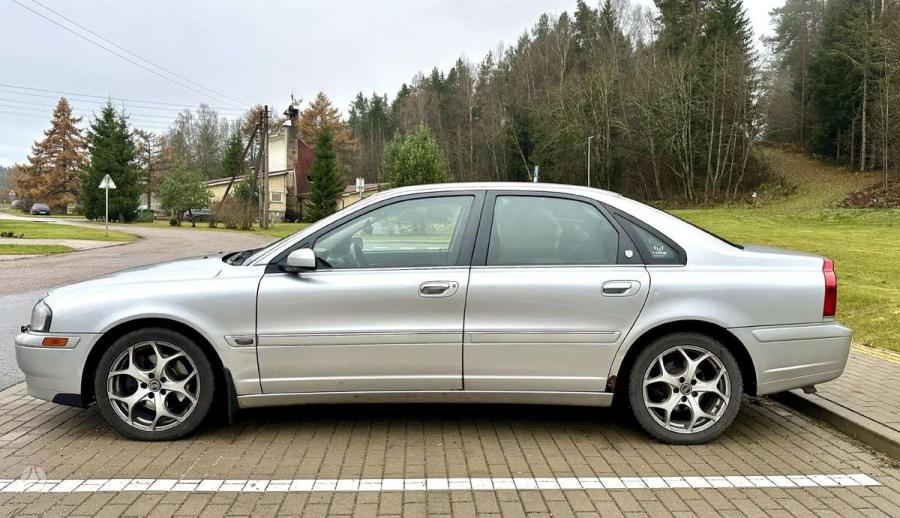 Grey Volvo S80 2005 in Vilnius, with an engine capacity of 2.40 L and mileage of 440 thousand km for 1300 €, photo 3 on AUTOMOTO.COM.LV