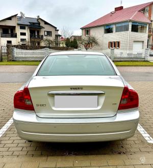 Grey Volvo S80 2005 in Vilnius, with an engine capacity of 2.40 L and mileage of 440 thousand km for 1300 €, photo 4 on AUTOMOTO.COM.LV