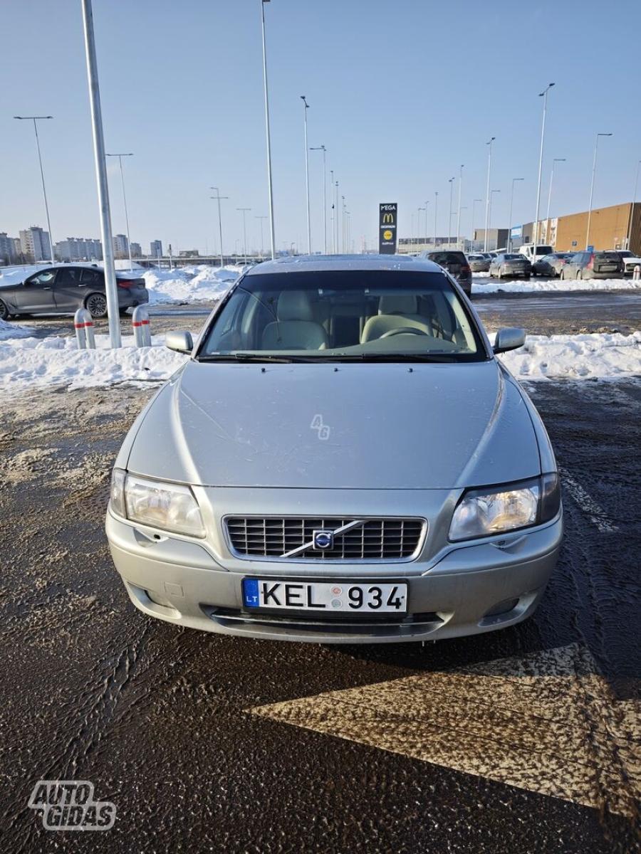 Grey Volvo S80 2005 in Kaunas, with an engine capacity of 2.50 L and mileage of 255 thousand km for 1000 €, photo 1 on AUTOMOTO.COM.LV