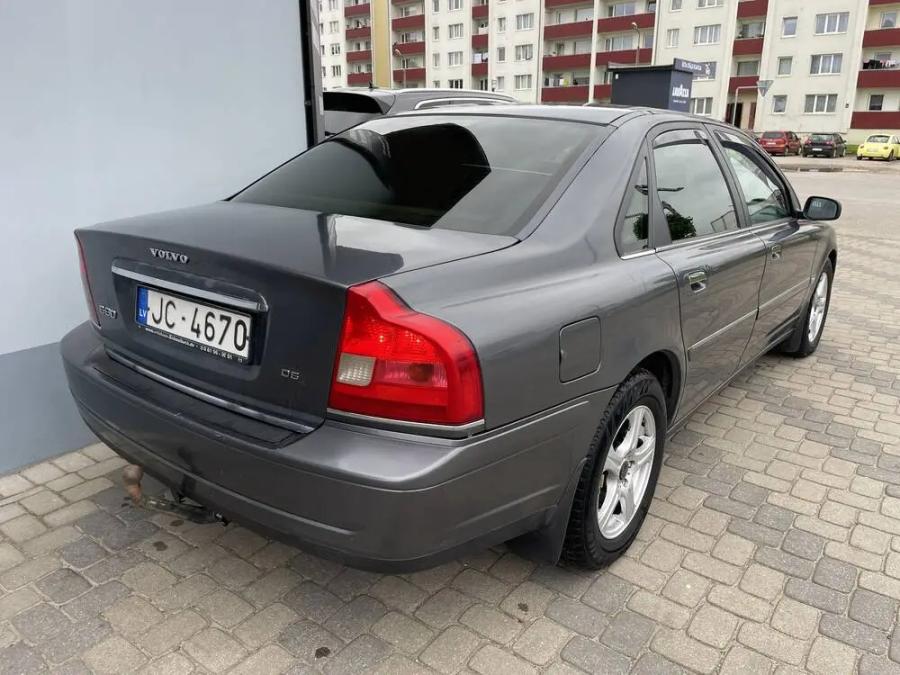 Pelēks Volvo S80 2005 Talsi, ar dzinēja tilpumu 2.40 L un nobraukumu 377 tūkst. km par 1400 €, foto 4 vietnē AUTOMOTO.COM.LV