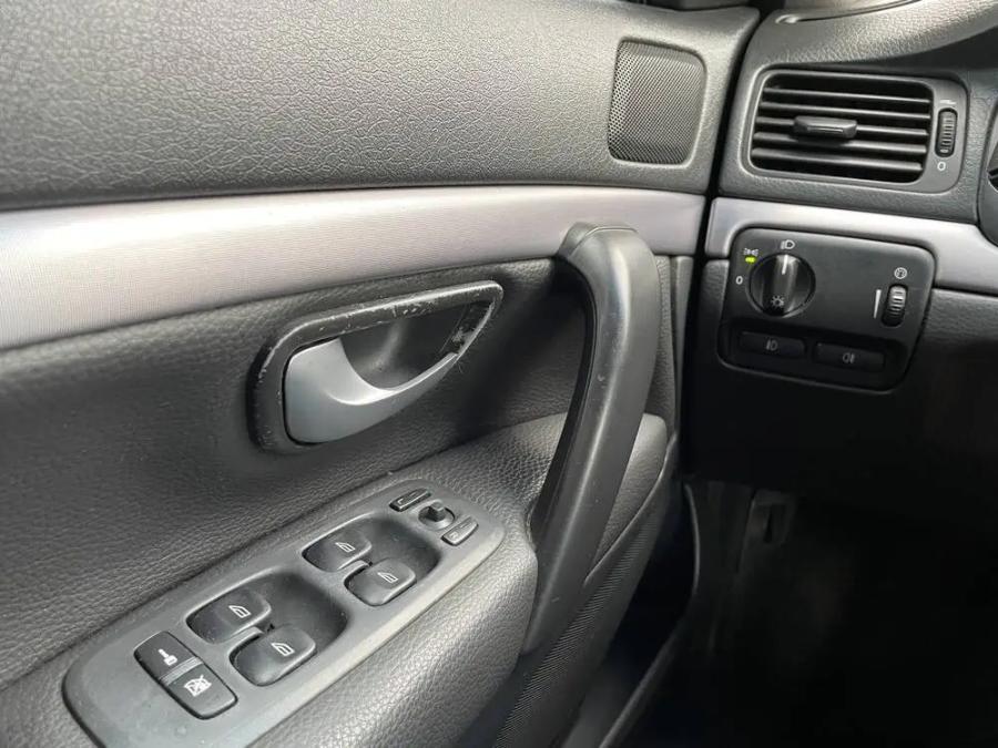 Pelēks Volvo S80 2005 Talsi, ar dzinēja tilpumu 2.40 L un nobraukumu 377 tūkst. km par 1400 €, foto 12 vietnē AUTOMOTO.COM.LV