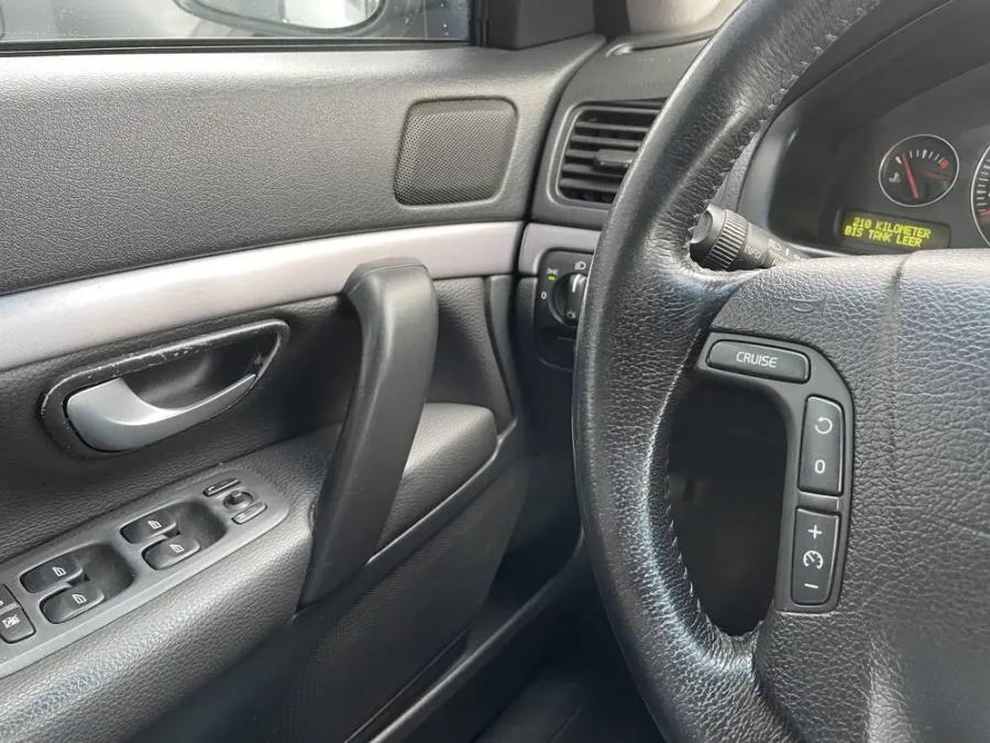 Pelēks Volvo S80 2005 Talsi, ar dzinēja tilpumu 2.40 L un nobraukumu 377 tūkst. km par 1400 €, foto 13 vietnē AUTOMOTO.COM.LV