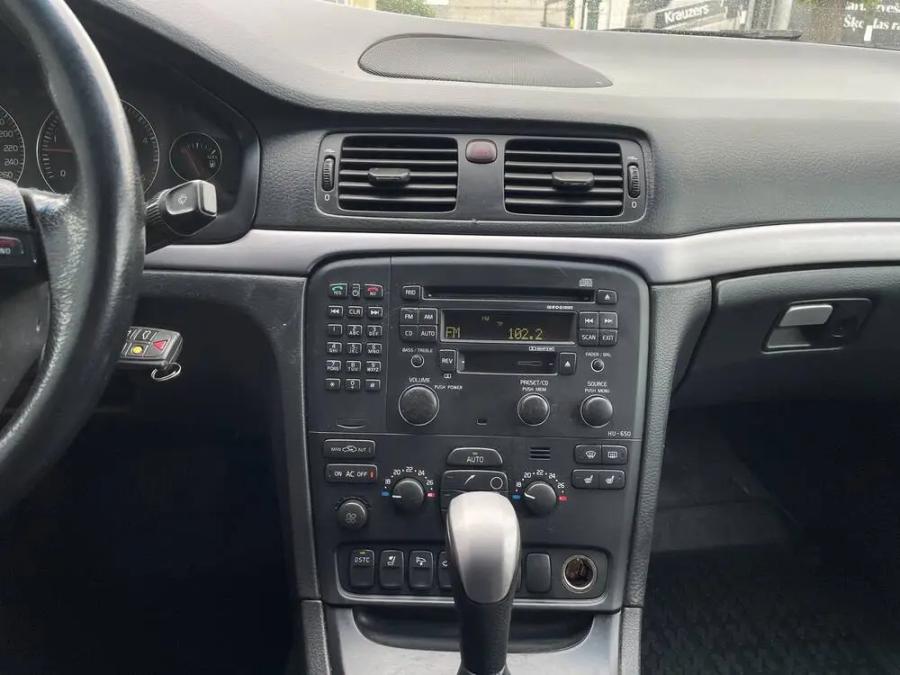 Pelēks Volvo S80 2005 Talsi, ar dzinēja tilpumu 2.40 L un nobraukumu 377 tūkst. km par 1400 €, foto 17 vietnē AUTOMOTO.COM.LV