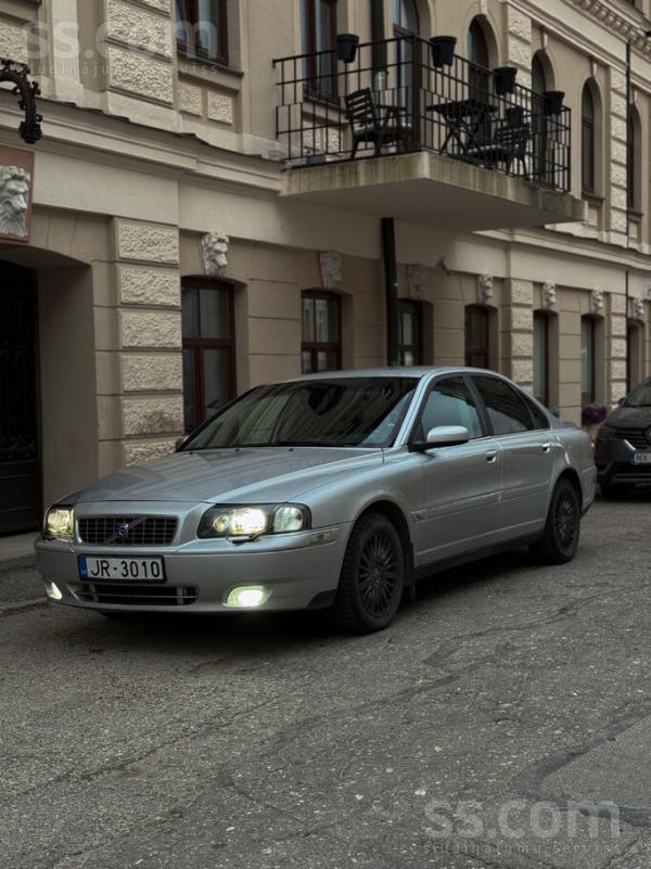 Grey Volvo S80 2005 in Aluksne, with an engine capacity of 2.40 L and mileage of 403 thousand km for 2000 €, photo 1 on AUTOMOTO.COM.LV