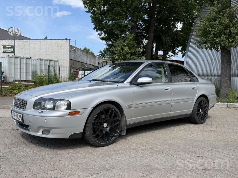 Grey Volvo S80 2005 in Riga, with an engine capacity of 2.40 L and mileage of 395 thousand km for 1050 €, photo 1 on AUTOMOTO.COM.LV