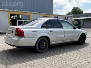 Grey Volvo S80 2005 in Riga, with an engine capacity of 2.40 L and mileage of 395 thousand km for 1050 €, photo 4 on AUTOMOTO.COM.LV