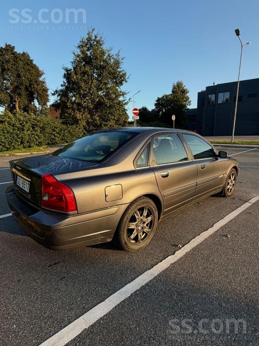 Grey Volvo S80 2005 in Riga, with an engine capacity of 2.40 L and mileage of 340 thousand km for 1300 €, photo 5 on AUTOMOTO.COM.LV