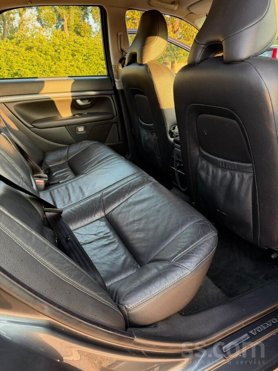 Grey Volvo S80 2005 in Riga, with an engine capacity of 2.40 L and mileage of 340 thousand km for 1300 €, photo 9 on AUTOMOTO.COM.LV