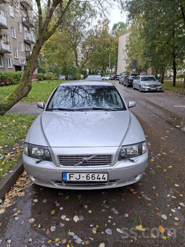 Grey Volvo S80 2005 in Riga, with an engine capacity of 2.40 L and mileage of 287 thousand km for 1300 €, photo 1 on AUTOMOTO.COM.LV