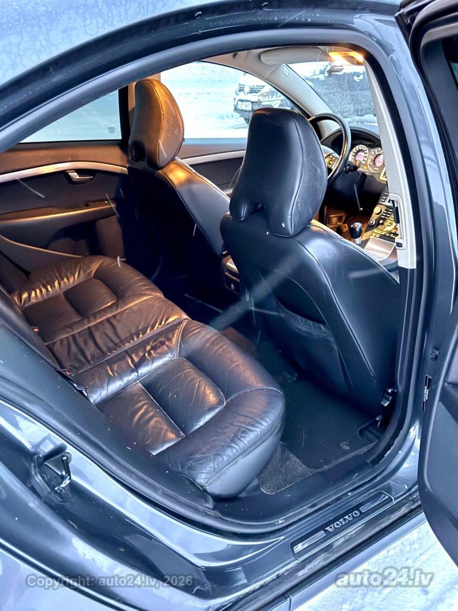 Pelēks Volvo S80 2006 Tallina, ar dzinēja tilpumu 2.40 L un nobraukumu 302 tūkst. km par 4500 €, foto 12 vietnē AUTOMOTO.COM.LV