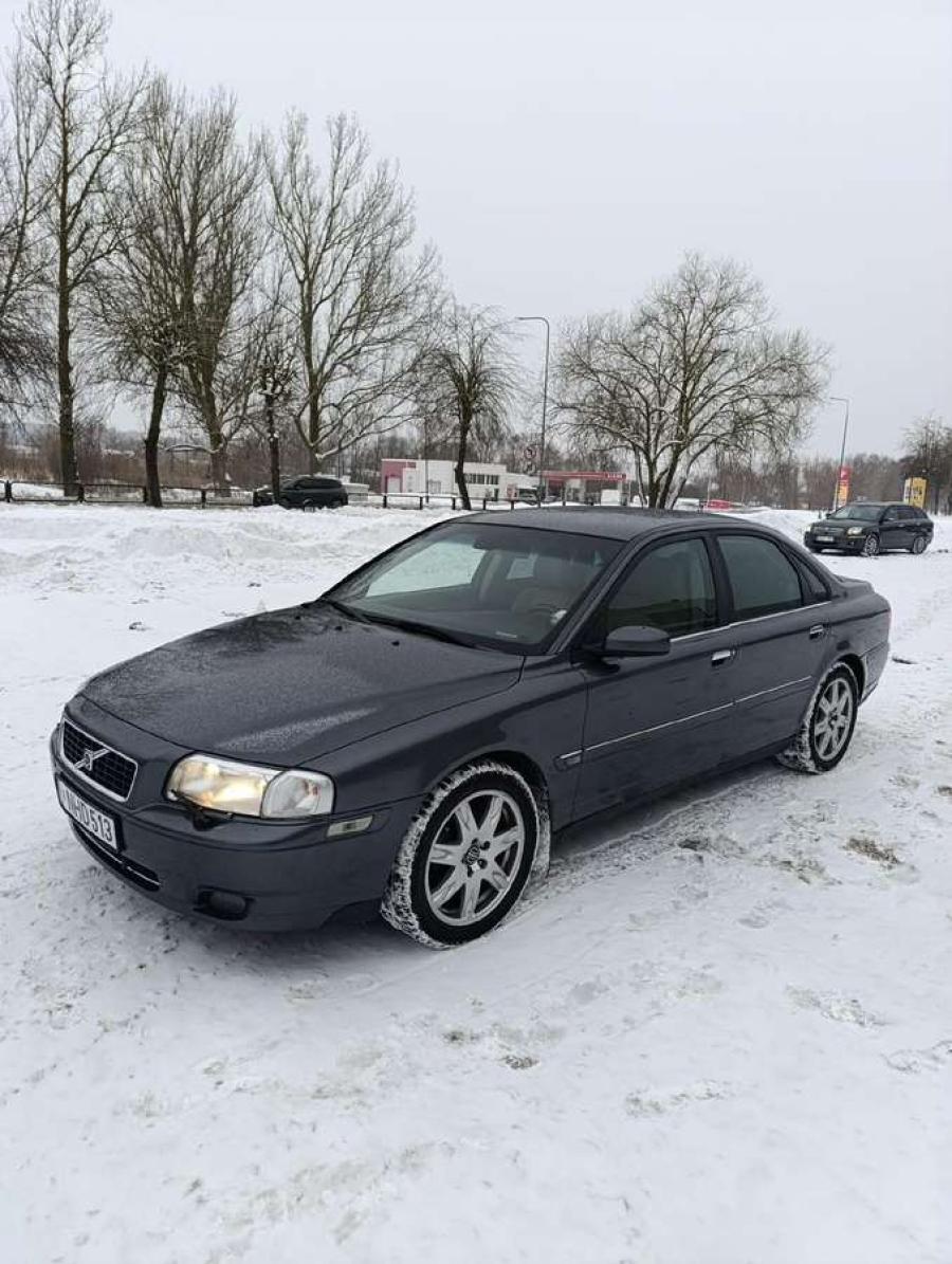 Grey Volvo S80 2006 in Siauliai, with an engine capacity of 2.44 L and mileage of 339 thousand km for 1800 €, photo 1 on AUTOMOTO.COM.LV