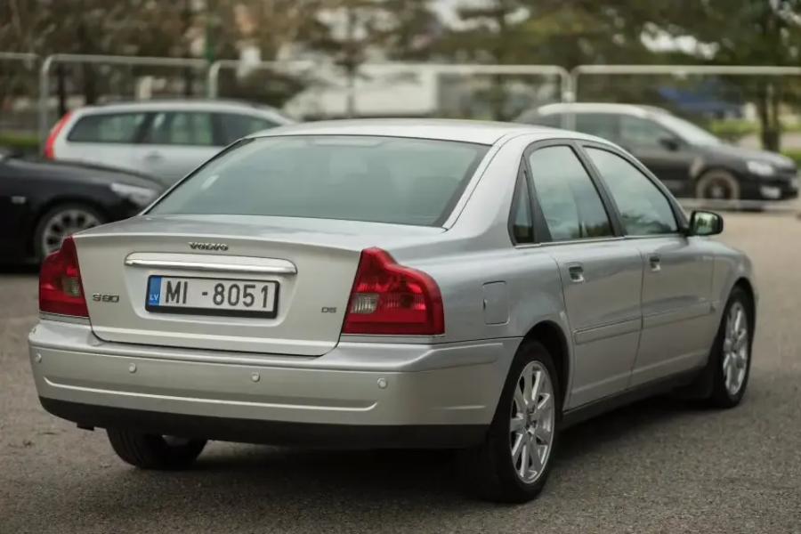Pelēks Volvo S80 2006 Liepāja, ar dzinēja tilpumu 2.40 L un nobraukumu 272 tūkst. km par 2750 €, foto 5 vietnē AUTOMOTO.COM.LV