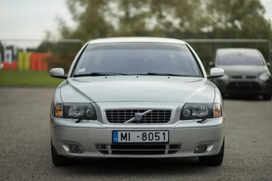 Pelēks Volvo S80 2006 Liepāja, ar dzinēja tilpumu 2.40 L un nobraukumu 272 tūkst. km par 2750 €, foto 7 vietnē AUTOMOTO.COM.LV