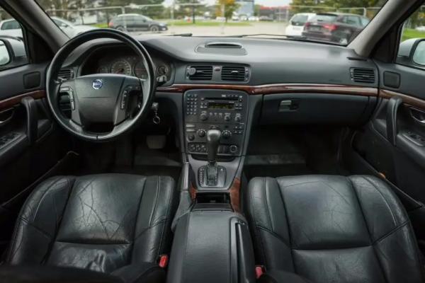 Grey Volvo S80 2006 in Liepaja, with an engine capacity of 2.40 L and mileage of 272 thousand km for 2750 €, photo 7 on AUTOMOTO.COM.LV