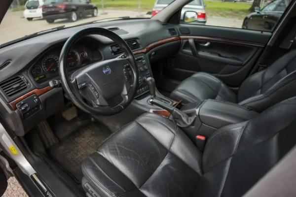 Grey Volvo S80 2006 in Liepaja, with an engine capacity of 2.40 L and mileage of 272 thousand km for 2750 €, photo 8 on AUTOMOTO.COM.LV