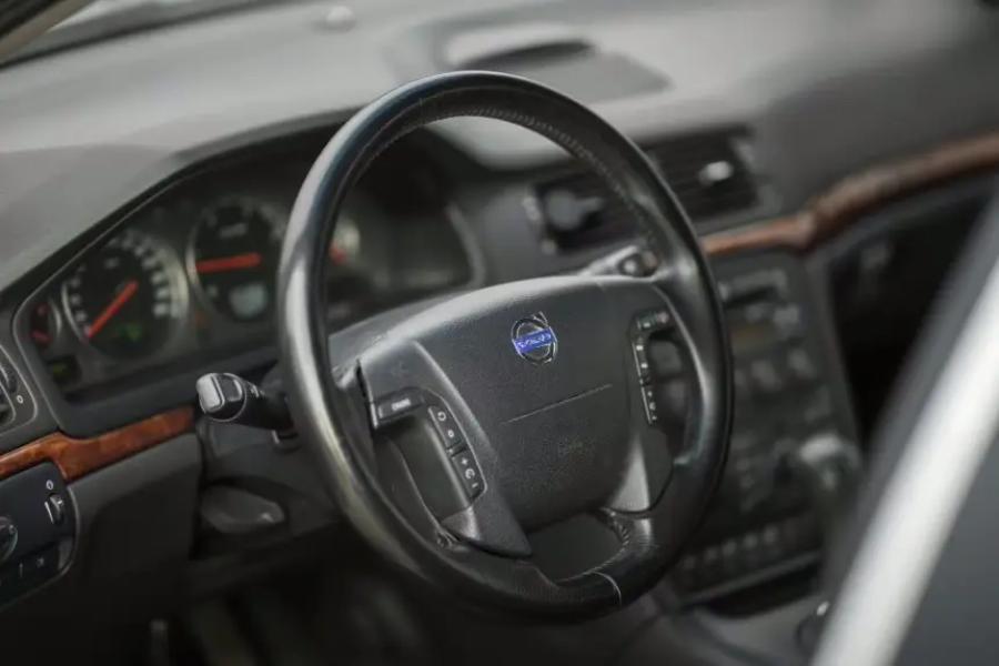 Pelēks Volvo S80 2006 Liepāja, ar dzinēja tilpumu 2.40 L un nobraukumu 272 tūkst. km par 2750 €, foto 13 vietnē AUTOMOTO.COM.LV