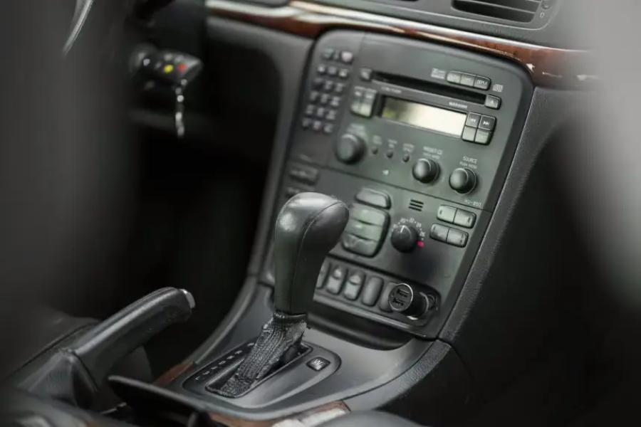 Pelēks Volvo S80 2006 Liepāja, ar dzinēja tilpumu 2.40 L un nobraukumu 272 tūkst. km par 2750 €, foto 14 vietnē AUTOMOTO.COM.LV
