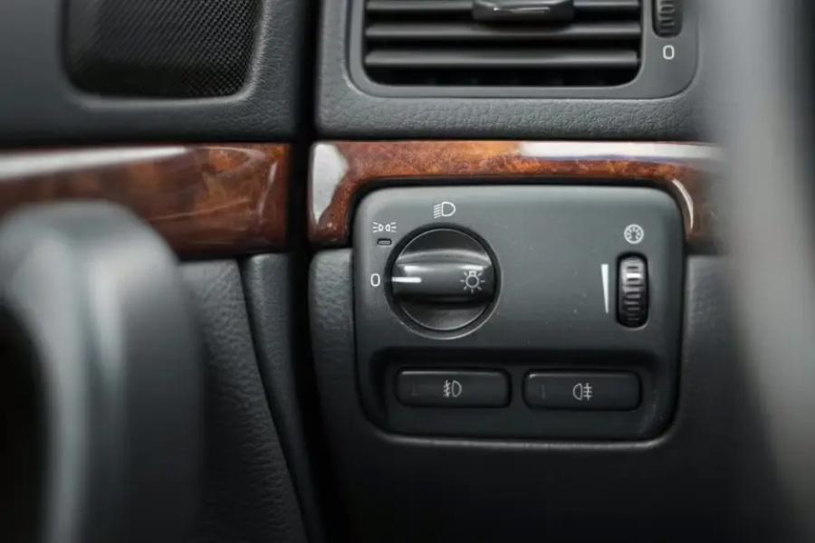 Pelēks Volvo S80 2006 Liepāja, ar dzinēja tilpumu 2.40 L un nobraukumu 272 tūkst. km par 2750 €, foto 19 vietnē AUTOMOTO.COM.LV