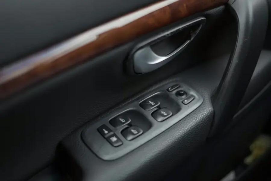 Pelēks Volvo S80 2006 Liepāja, ar dzinēja tilpumu 2.40 L un nobraukumu 272 tūkst. km par 2750 €, foto 20 vietnē AUTOMOTO.COM.LV