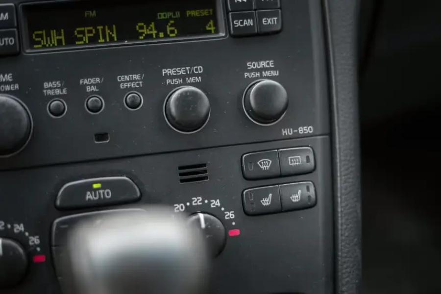 Pelēks Volvo S80 2006 Liepāja, ar dzinēja tilpumu 2.40 L un nobraukumu 272 tūkst. km par 2750 €, foto 23 vietnē AUTOMOTO.COM.LV
