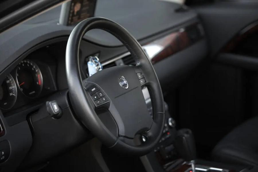 Grey Volvo S80 2006 in Jelgava, with an engine capacity of 2.50 L and mileage of 243 thousand km for 4890 €, photo 12 on AUTOMOTO.COM.LV