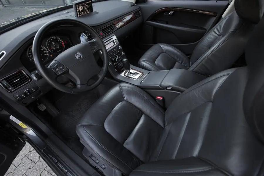 Grey Volvo S80 2006 in Jelgava, with an engine capacity of 2.50 L and mileage of 243 thousand km for 4890 €, photo 15 on AUTOMOTO.COM.LV