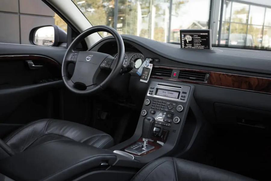Grey Volvo S80 2006 in Jelgava, with an engine capacity of 2.50 L and mileage of 243 thousand km for 4890 €, photo 19 on AUTOMOTO.COM.LV