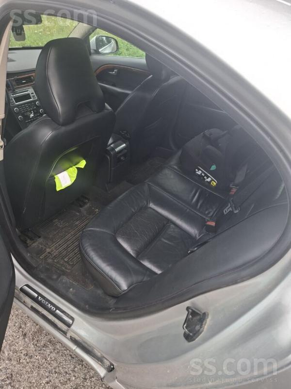 Grey Volvo S80 2006 in Valka, with an engine capacity of 2.40 L and mileage of 372 thousand km for 3500 €, photo 8 on AUTOMOTO.COM.LV