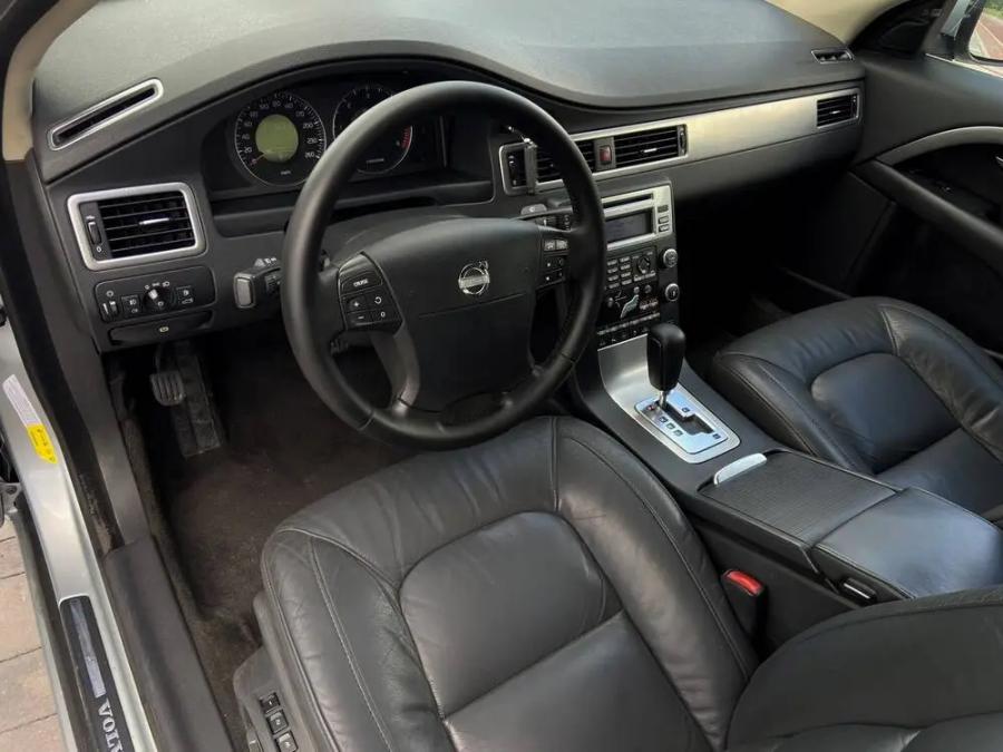 Grey Volvo S80 2006 in Jelgava, with an engine capacity of 2.40 L and mileage of 295 thousand km for 2990 €, photo 9 on AUTOMOTO.COM.LV