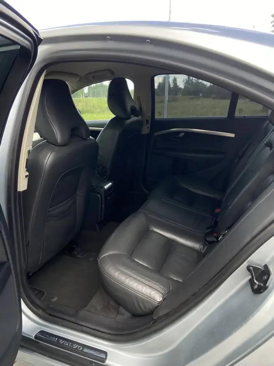 Grey Volvo S80 2006 in Jelgava, with an engine capacity of 2.40 L and mileage of 295 thousand km for 2990 €, photo 14 on AUTOMOTO.COM.LV