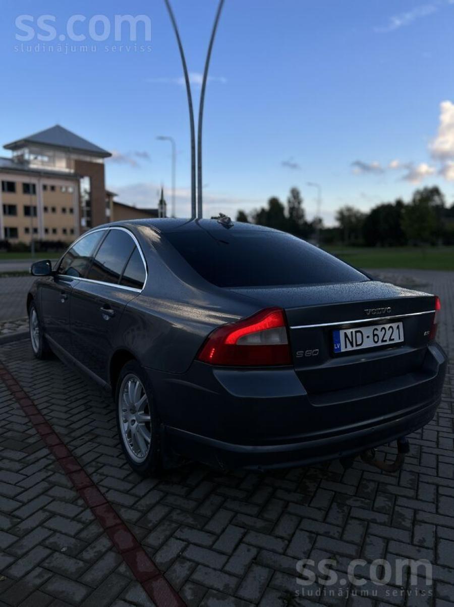 Grey Volvo S80 2006 in Madona, with an engine capacity of 2.40 L and mileage of 439 thousand km for 2500 €, photo 5 on AUTOMOTO.COM.LV