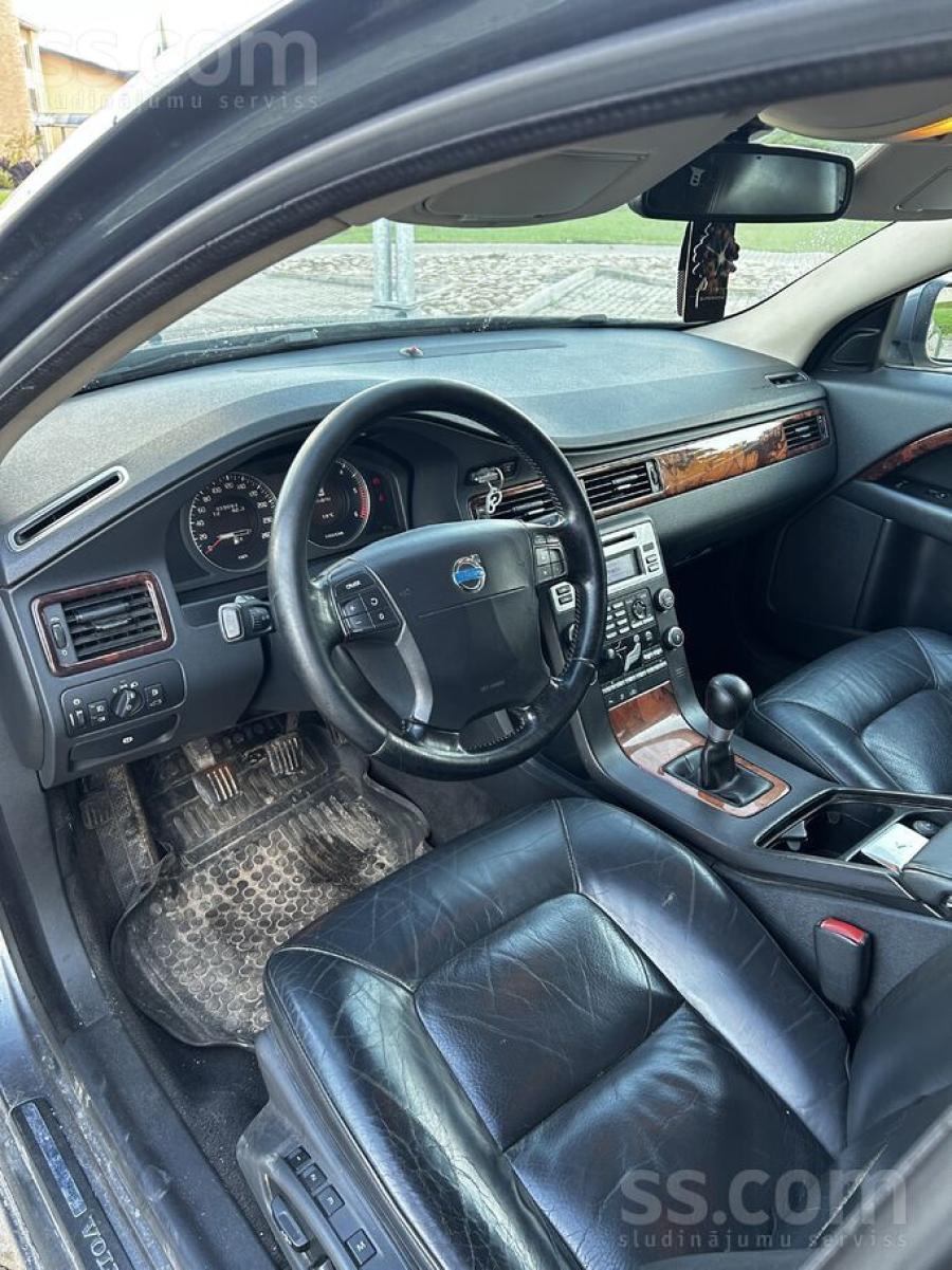 Grey Volvo S80 2006 in Madona, with an engine capacity of 2.40 L and mileage of 439 thousand km for 2500 €, photo 6 on AUTOMOTO.COM.LV