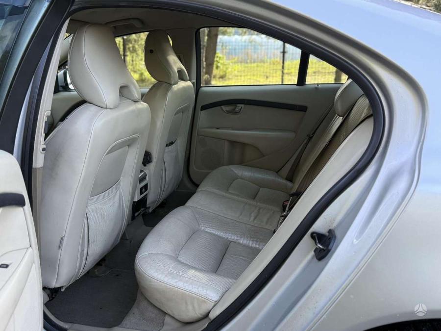 Grey Volvo S80 2006 in Vilnius, with an engine capacity of 2.40 L and mileage of 336 thousand km for 2900 €, photo 9 on AUTOMOTO.COM.LV