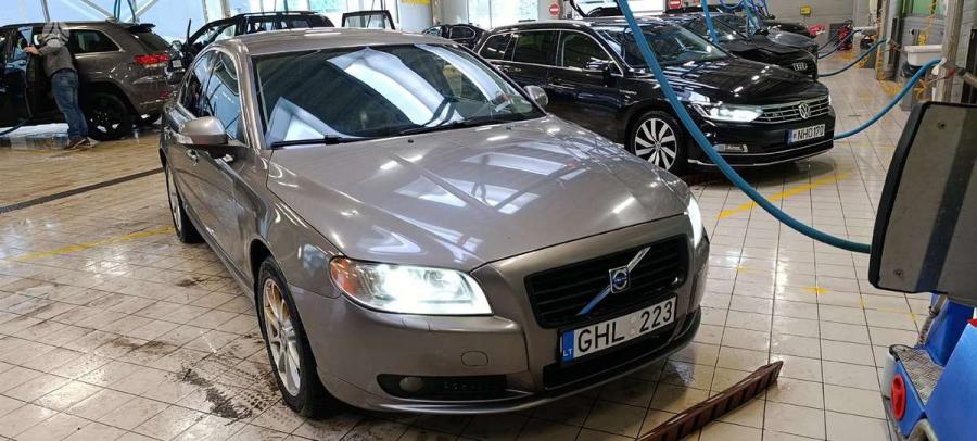 Grey Volvo S80 2007 in Vilnius, with an engine capacity of 2.40 L and mileage of 475 thousand km for 1999 €, photo 2 on AUTOMOTO.COM.LV