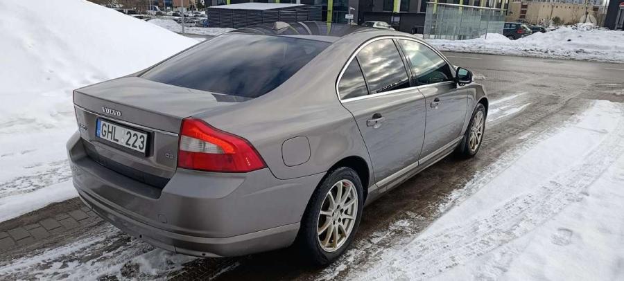 Grey Volvo S80 2007 in Vilnius, with an engine capacity of 2.40 L and mileage of 475 thousand km for 1999 €, photo 9 on AUTOMOTO.COM.LV