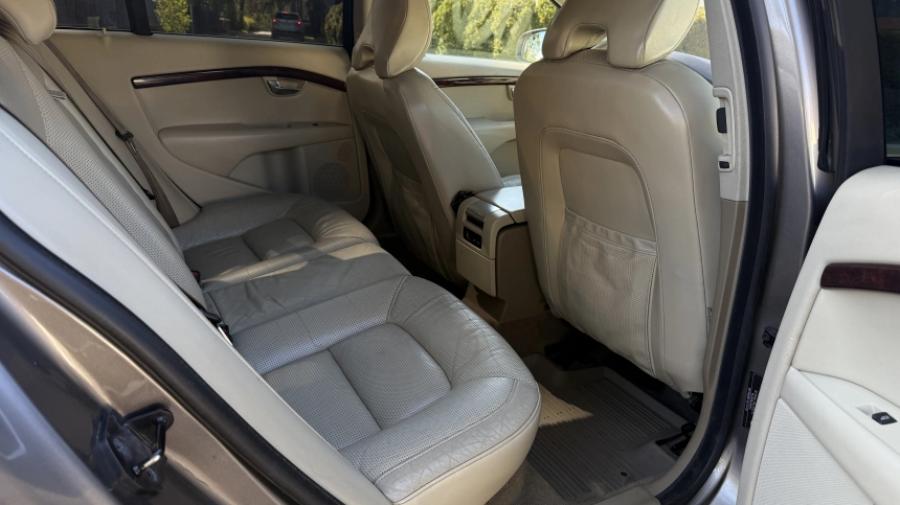Grey Volvo S80 2007 in Riga, with an engine capacity of 2.40 L and mileage of 330 thousand km for 3750 €, photo 25 on AUTOMOTO.COM.LV