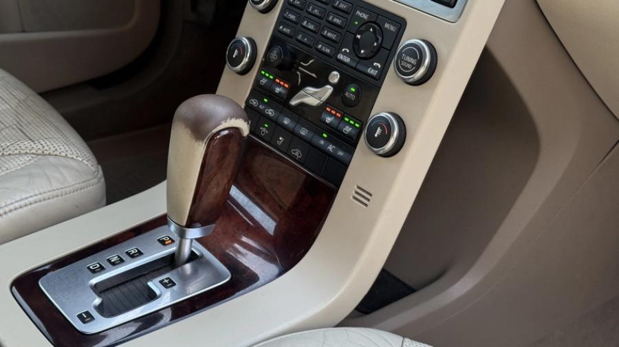 Grey Volvo S80 2007 in Riga, with an engine capacity of 2.40 L and mileage of 330 thousand km for 3750 €, photo 36 on AUTOMOTO.COM.LV
