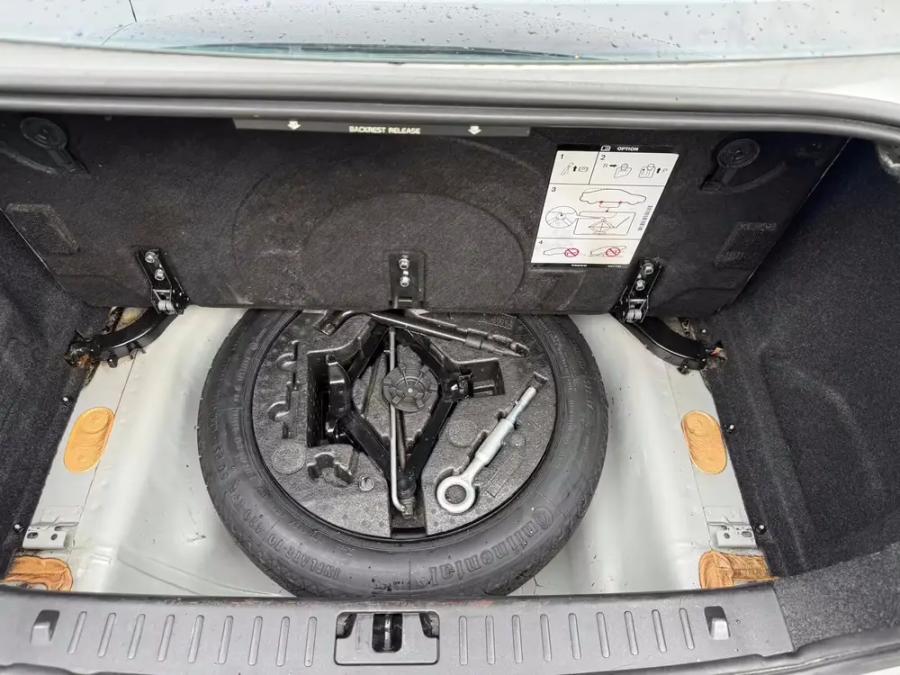 Grey Volvo S80 2007 in Riga, with an engine capacity of 2.40 L and mileage of 302 thousand km for 3800 €, photo 8 on AUTOMOTO.COM.LV