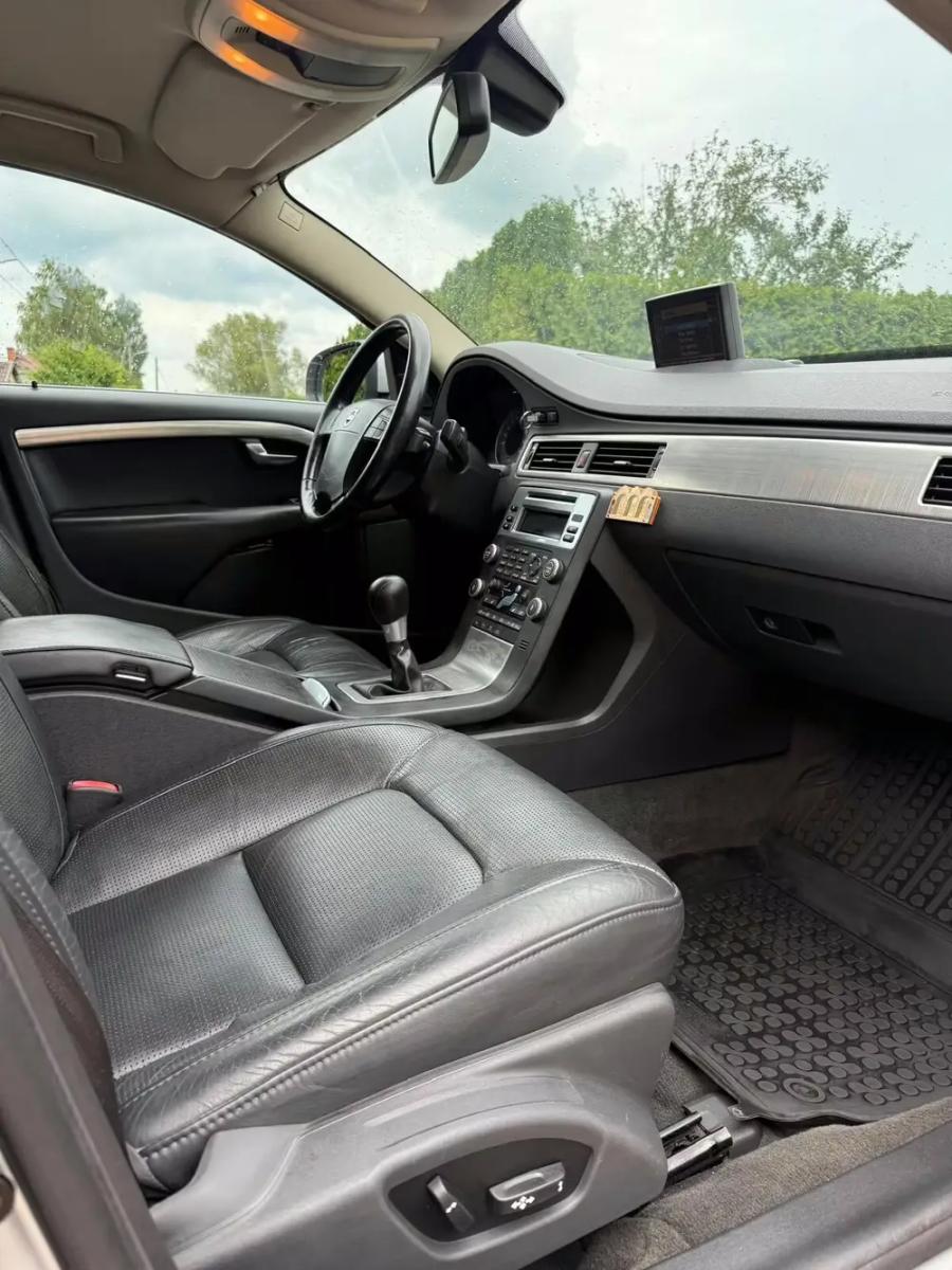 Grey Volvo S80 2007 in Riga, with an engine capacity of 2.40 L and mileage of 302 thousand km for 3800 €, photo 10 on AUTOMOTO.COM.LV